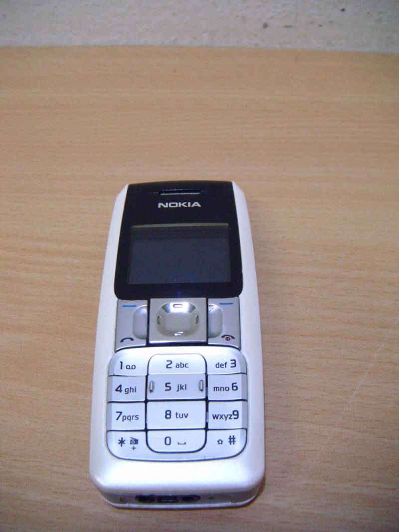 NOKIA 2310 CON AURICOLARE E ALIMENTATORE