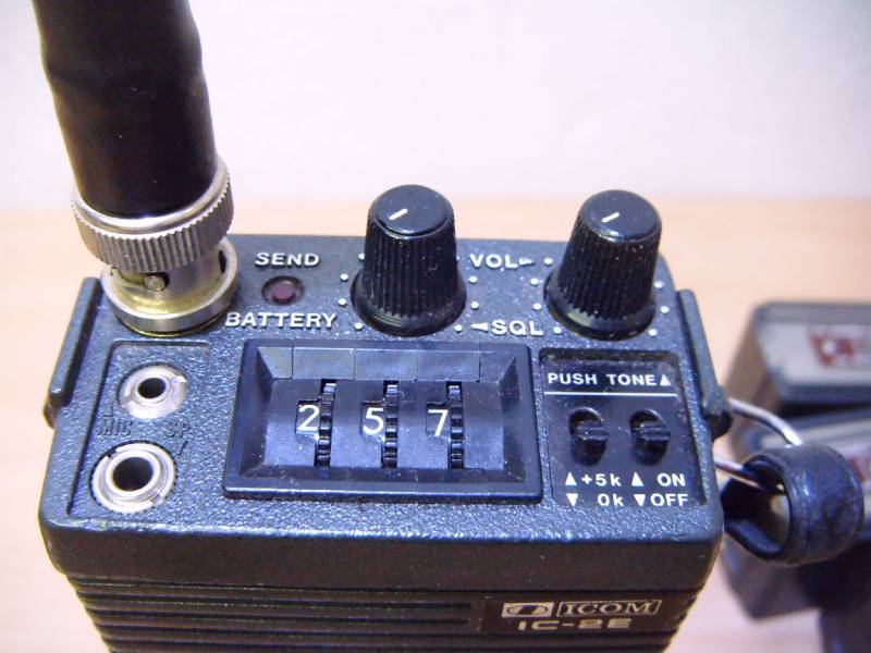 ICOM IC 2E VHF FM TRANSCEIVER CON ACCESSORI